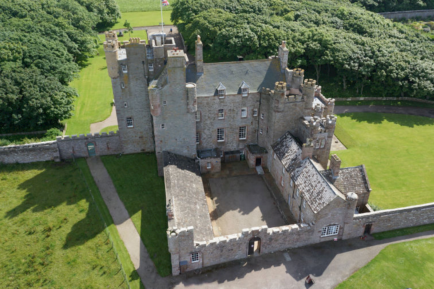 Scotland Castles Map Guide | 33 Iconic Castles By Region + Travel Tips