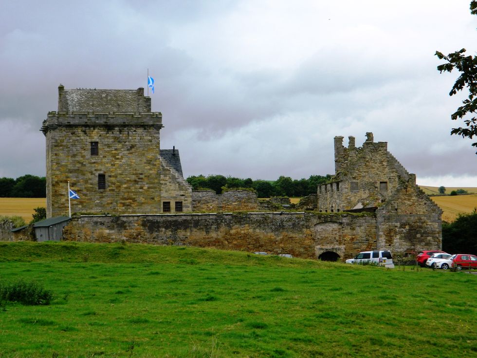 Balgonie Castle | History, Hauntings, Outlander & Visiting Info